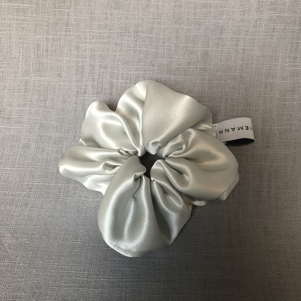 Das perfekte Scrunchie Satin Eisgrau für stilvolle Haarstyles - Luisa ...